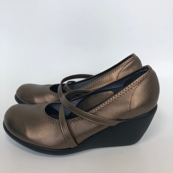 Re:geta | Shoes | Regeta Sz 6 Almond Toe Wedge Pumps Metallic Gold ...